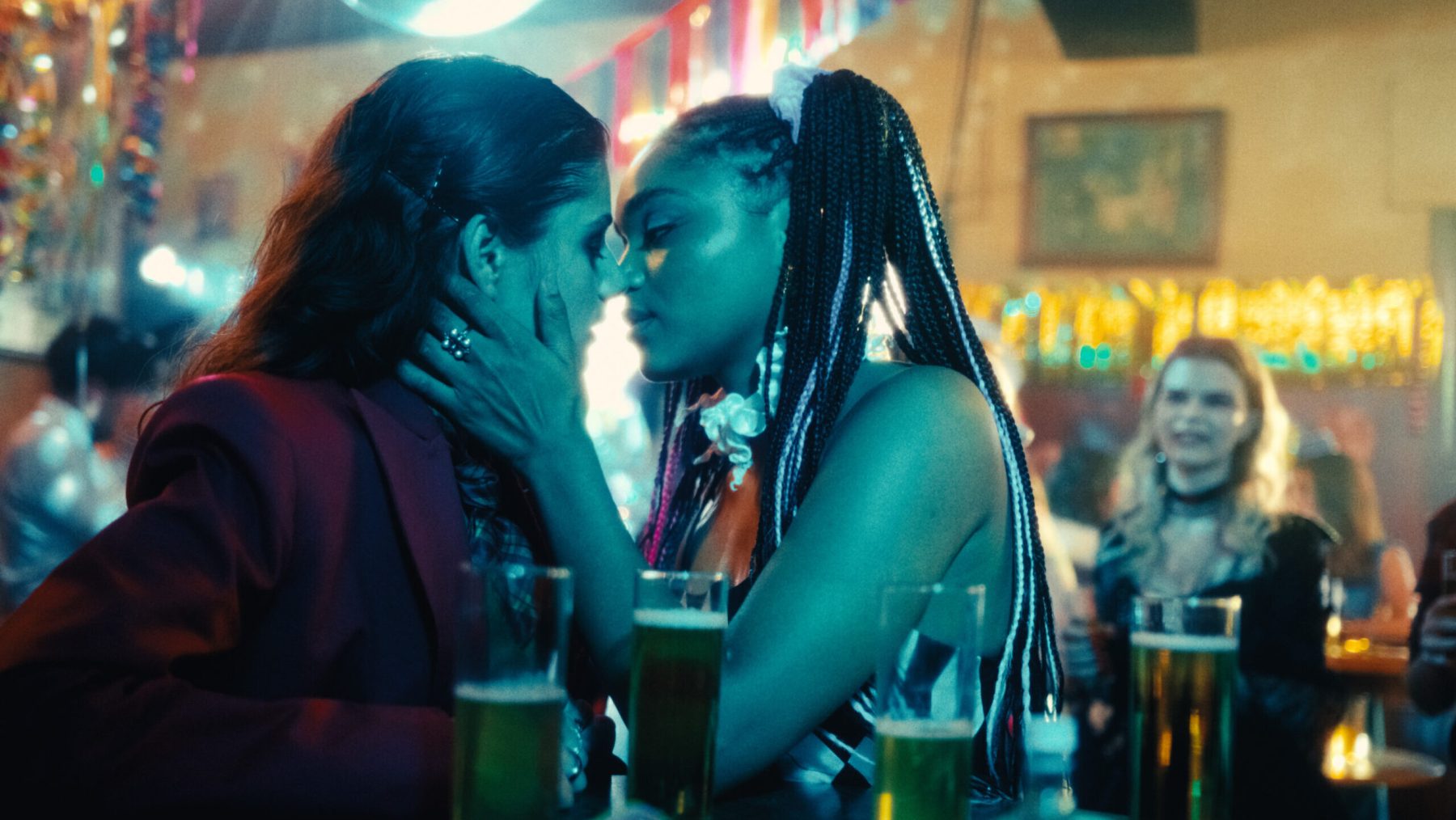 Schauspielerin Derya Akyol über „Euphorie“: „Wir waren wie eine Familie“ - SPOT media & film